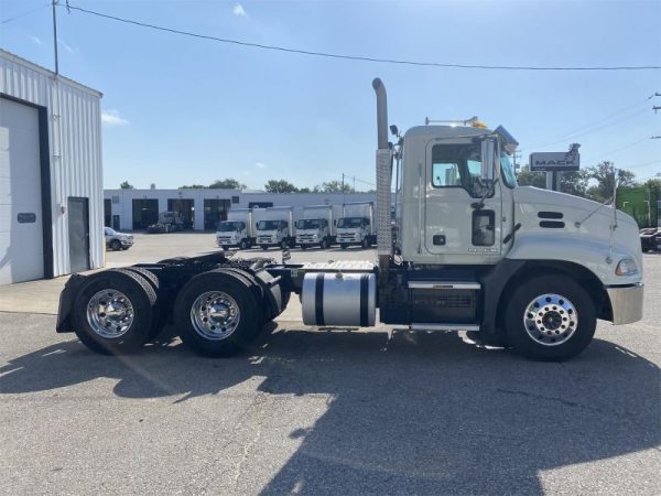 2017 MACK PINNACLE CXU613 U084366 - RDO Truck Centers